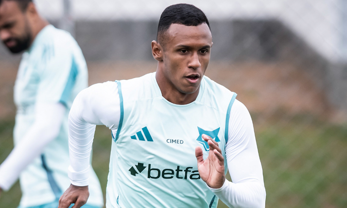 Atacante do Cruzeiro sente trauma no joelho durante o treino e vira dúvida contra o Palmeiras ...