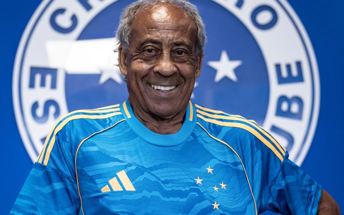 Ídolo do Cruzeiro visita Toca da Raposa II e ganha presente especial ...