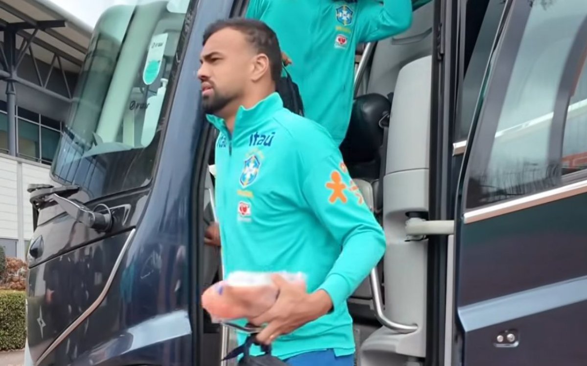 Fabrício Bruno, do Cruzeiro, chega a Londres e faz primeiro treino com ...