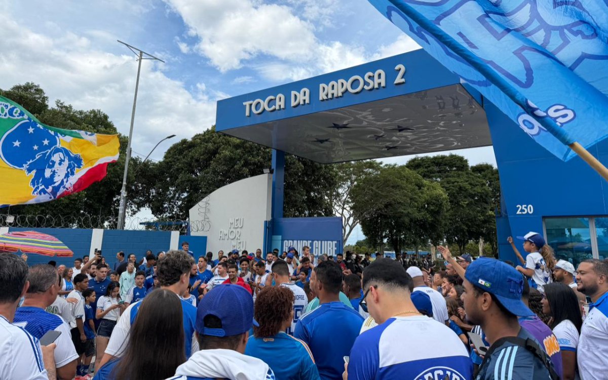 Torcida do Cruzeiro lota Toca da Raposa II em ato de apoio antes da ...